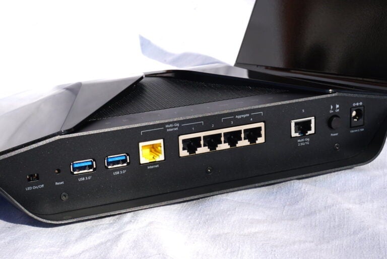 NETGEAR Nighthawk RAXE500 vs. RAX200: Which Router Is Right for You ...